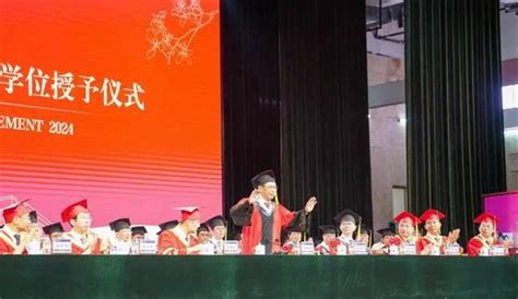 87岁钟南山回应腿脚不便传闻：患有痛风，心肝脑肺肾都还正常，没什么大事中国广州医科大学工作