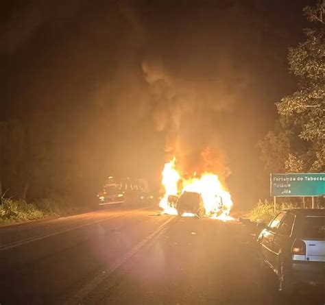 Três Ficam Feridos Após Carros Pegarem Fogo Em Acidente Na Br 153 Em