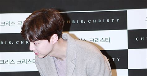 [포토엔]안재현 팬사인회 와준 팬들에게 고개 숙여 인사