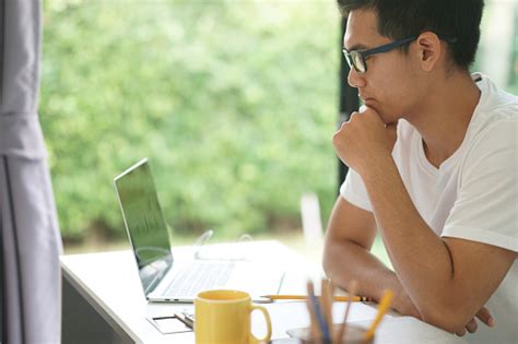 집에서 온라인으로 학습하는 컴퓨터와 함께 일하는 아시아 청년 기업가 E러닝 웨비나 미팅 유능한 전염병의 사회적 거리 18 19