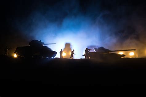 전쟁 개념 전쟁 안개 하늘 배경에 장면 싸우는 군사 실루엣 차 세계 대전 군인 실루엣 흐린 스카이 라인 아래 밤에 폐허가 된 도시에서 전투 3 명에 대한 스톡 사진 및 기타