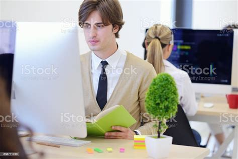 시작 비즈니스 소프트웨어 개발자 컴퓨터로 작업하는 현대 Office 개념에 대한 스톡 사진 및 기타 이미지 개념 개념과