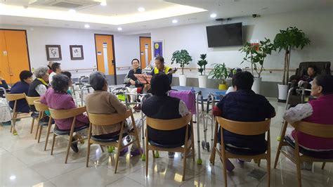 삼인요양병원 4월6일 기타와 함께하는 트롯트”오전 사회복지실습생 중의 한분이 음악적인 재능이