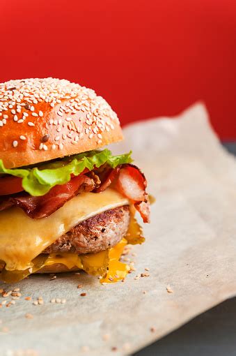 빨간 벽 배경 나무 테이블에 육즙이 송아지 고기 돈 까 스와 함께 맛 있는 수 제 햄버거 0명에 대한 스톡 사진 및 기타 이미지 0명 고기 굽기 Istock