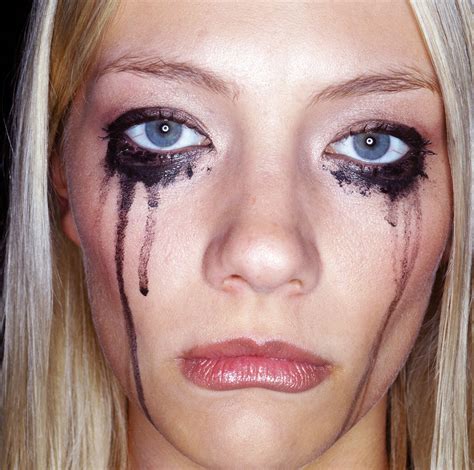 6 Scary Truths Every Woman Should Know About Sleeping With Makeup
