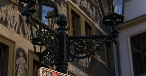 스티커로 덮인 간판이 있는 화려한 가로등 · 무료 스톡 사진