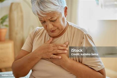 노인 여성 요양원의 스트레스 불안 또는 위기로 침실에서 손과 심장 마비 가슴 통증 공황 및 노인 여성은 침대에서 문제 문제 및 재난 또는 비상 사태로 걱정합니다 흉부 상체에