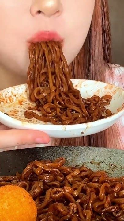 【面團鈕鈕】鈕鈕吃醬汁濃郁的炸醬面，汁水充盈的脆蘿蔔，餡料滿滿的香芋球妞妞吃饭 吃播 吃货 美食 好吃 Food Shorts