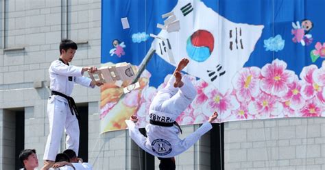 육군 장병들의 화려한 태권도 격파 시범