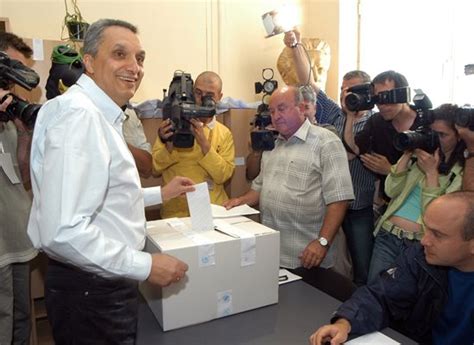 Шампанско и сълзи са изборите в България