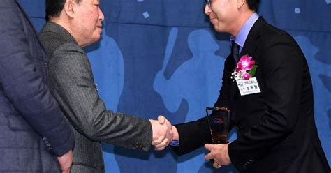 사진 최고의 투수상 정우람 축하하는 김인식 전 감독