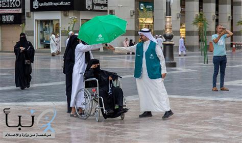 صحيفة نبأ مظلات شمسية توزعها أمانة المدينة المنورة لزوار المسجد