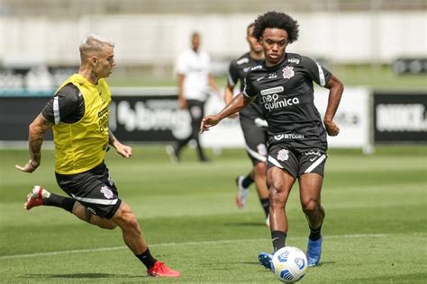 Após polêmica a Anvisa e corte de jogo Willian é relacionado no