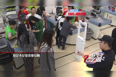 监控下愤怒的一幕，保安要求女孩脱外套搜身，随即正义大妈出手了外套女孩正义