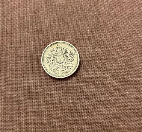 Elizabeth 2 One Pound Royal Arms DECUS ET TUTAMEN British 1983 Etsy
