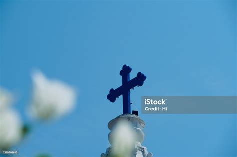 교회 꼭대기에 거룩한 십자가 기독교 십자가 기호 부활절 십자가 자연 경관 프레임에 거룩한 십자가 기호 0명에 대한 스톡 사진 및