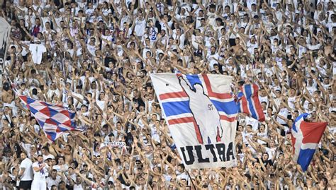 Torcida Split Pobuna Zbog Dvojezičnog Spomenika Za ćirilicu Ovde Nema Mesta Vesti Fudbal