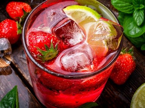 Delirante MOJITO De FRESA Lleva Ron Y Hierbabuena Se Prepara En Minutos