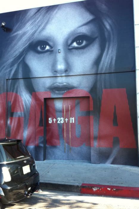 Foto Promocional De Born This Way Álbum En Una Oficina De Los