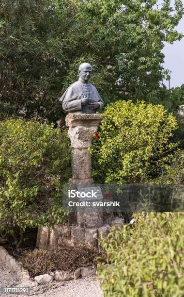 이스라엘 나사렛 근처 타보르 산에 위치한 가톨릭 기독교 변형 교회의 영역에서 교황 바오로 Ii의 흉상 갈릴리에 대한 스톡 사진
