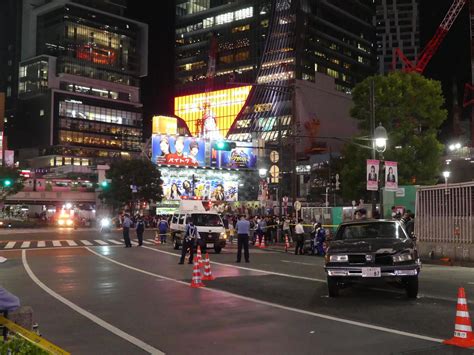 「一歩間違えば大惨事」渋谷スクランブル交差点付近に車突っ込む、運転の男ハンドル操作誤る？ 社会写真ニュース 日刊スポーツ