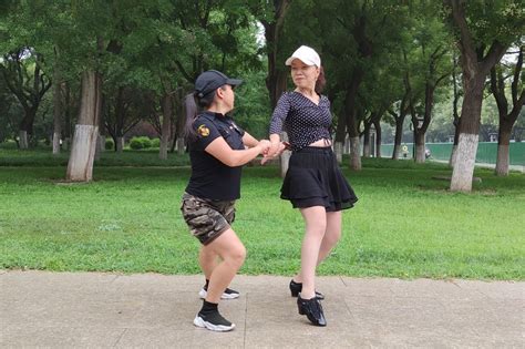 水兵舞《酒醉的蝴蝶》双人对跳，歌好听，舞姿潇洒凤凰网视频凤凰网