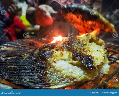 Ryba Jest Grillowana Z Ogniem Na Nowe Lata Zdjęcie Stock Obraz