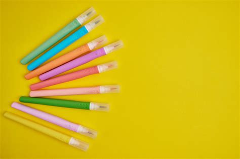 색깔 있는 배경에 많은 화려한 표식 평평하게 누워 있습니다 학교 문구류 연구 사무실 및 그림의 개념 0명에 대한 스톡 사진 및