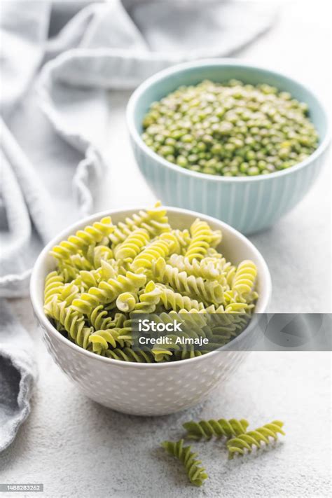 녹두 Fusilli 파스타 생 파스타와 녹두를 곁들인 그릇 글루텐 프리 파스타 개념에 대한 스톡 사진 및 기타 이미지 개념
