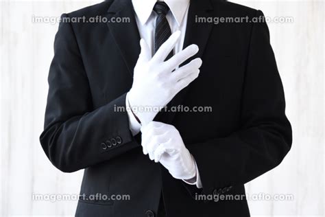 白手袋をはめるスーツを着た男性の写真素材 [211069261] イメージマート