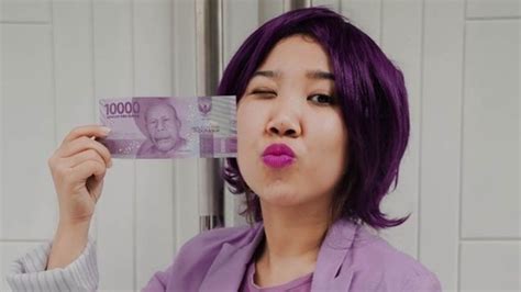 最初は冒涜的でしたが、レスラーのファンはキキー・サプトリのお金を与えられた後、実際にあなたに感謝します