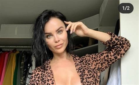 Οι πλούσιες καμπύλες της Emma Glover θα σε στείλουν αδιάβαστο φώτο