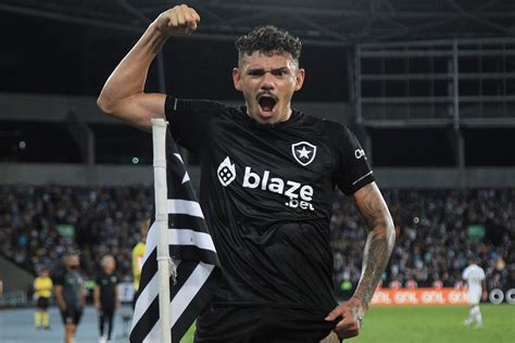 Conheça Mais Sobre Tiquinho Soares Camisa 9 Do Botafogo Que Encara O