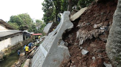 10 Kecamatan Di Jakarta Rawan Tanah Longsor Kenali Cirinya Kumparan
