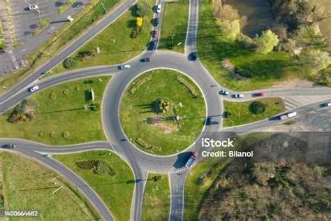 교통량이 많은 도로 로터리 교차로의 조감도 도시 순환 교통 교차로 로터리에 대한 스톡 사진 및 기타 이미지 로터리 고속도로