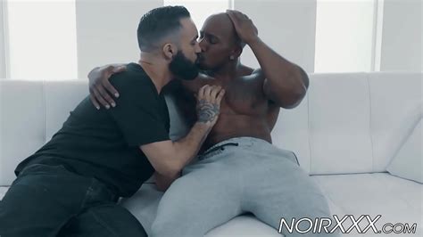 El Guapo Gal N Negro Max Konnor Usa Su Enorme Para Complacer A Este Guapo Homosexual Barbudo
