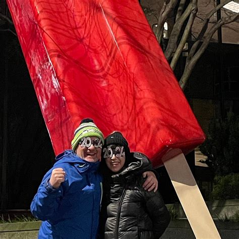 Giant Red Twin Popsicle Sculpture Seattle Qué Saber Antes De Ir