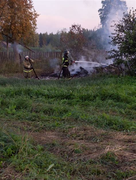 Los Empleados Del Servicio De Bomberos Extinguen El Incendio Bomberos