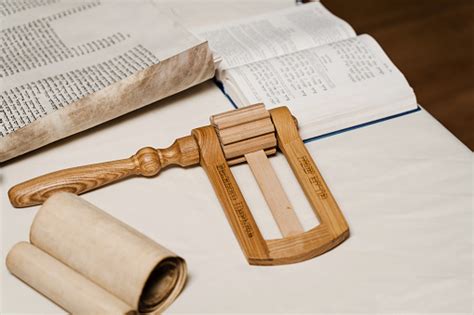 유대인 그로거 소음기와 기도와 부림절 축하를 위한 히브리어 성경 이스라엘의 부림절 유대인 종교 휴일 0명에 대한 스톡 사진 및 기타 이미지 Istock