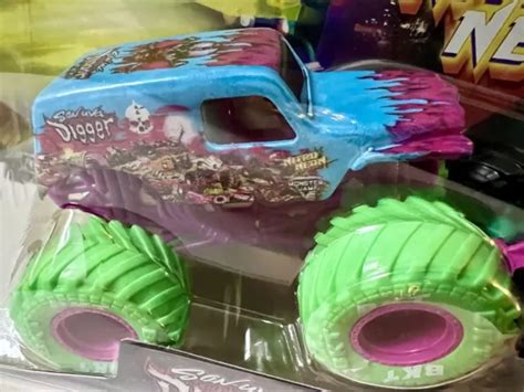 MONSTER JAM NITRO Neon Son Uva Digger Vs El Toro Loco Asda Exclusive Trucks