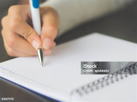 소프트 포커스 여자 손 작업에 흰색 펜으로 쓰기 비즈니스와 교육 개념입니다 개념에 대한 스톡 사진 및 기타 이미지 개념 개념과 주제 계산기 Istock