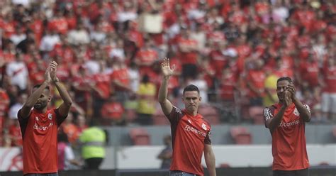 Borré Fernando E Thiago Maia São Apresentados Antes De Jogo Do Inter