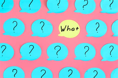핑크 바탕에 물음표와 함께 많은 블루 스티커 붙어있다 스티커 중 하나는 노란색 무엇을 질문입니다 밝은 사진 감소에 대한 스톡 사진 및 기타 이미지 Istock