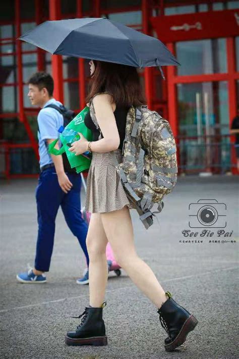 美女黑色吊带搭配百褶短裙，时髦显瘦美美露肉！ 搜狐大视野 搜狐新闻