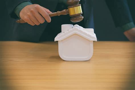 집 모델을 두드리는 판사 망치와 변호사입니다 부동산 분쟁 및 부동산 경매 개념 개념에 대한 스톡 사진 및 기타 이미지 개념