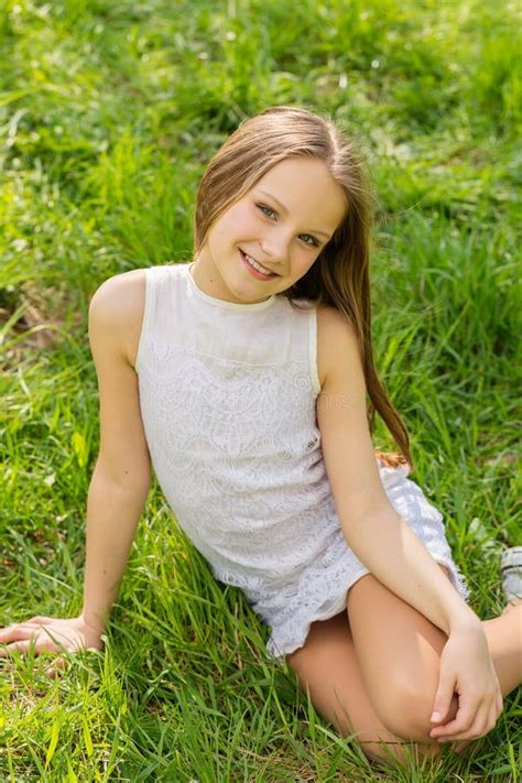 La Belle Fille Dans Un Maillot De Bain Nage Dans La Piscine Image stock Image du beauté