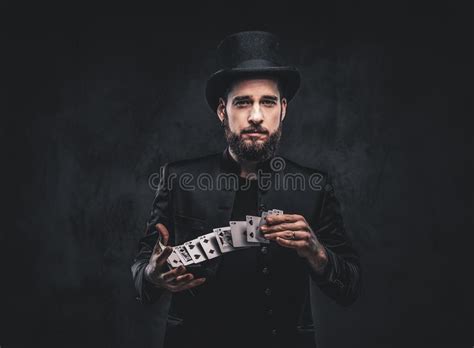 Truco De La Demostraci N Del Mago Con Los Naipes Imagen De Archivo