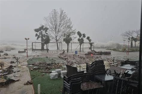 Турски товарен кораб и екипажът му потънаха в Черно море