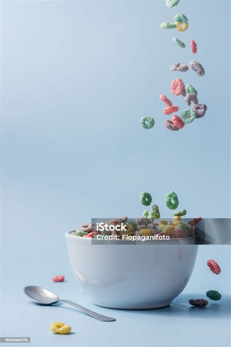 형형색색의 고리 모양의 시리얼과 우유가 담긴 하얀 그릇 시리얼과 우유가 그릇에 쏟아집니다 우유에 대한 스톡 사진 및 기타 이미지