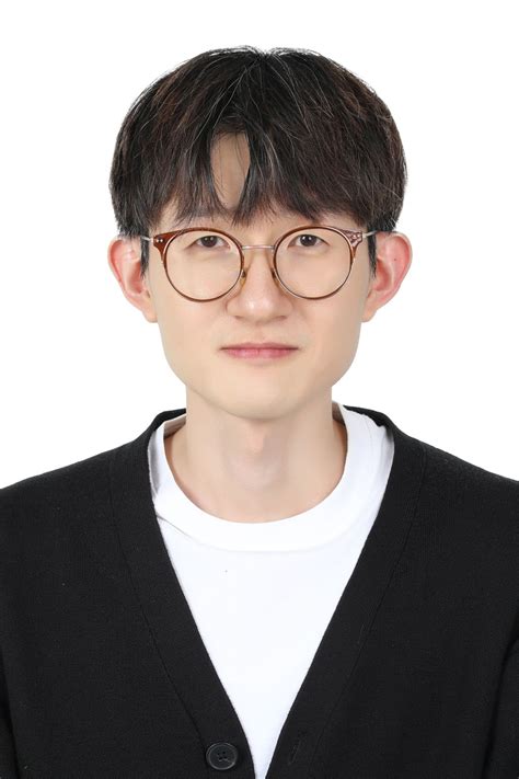 Linkedin 이영준 페이지 정말 오래간만에 사진 찍었습니다 시원스쿨에 있을 때 여권 만드느라 찍었으니 5년도 더 된 것